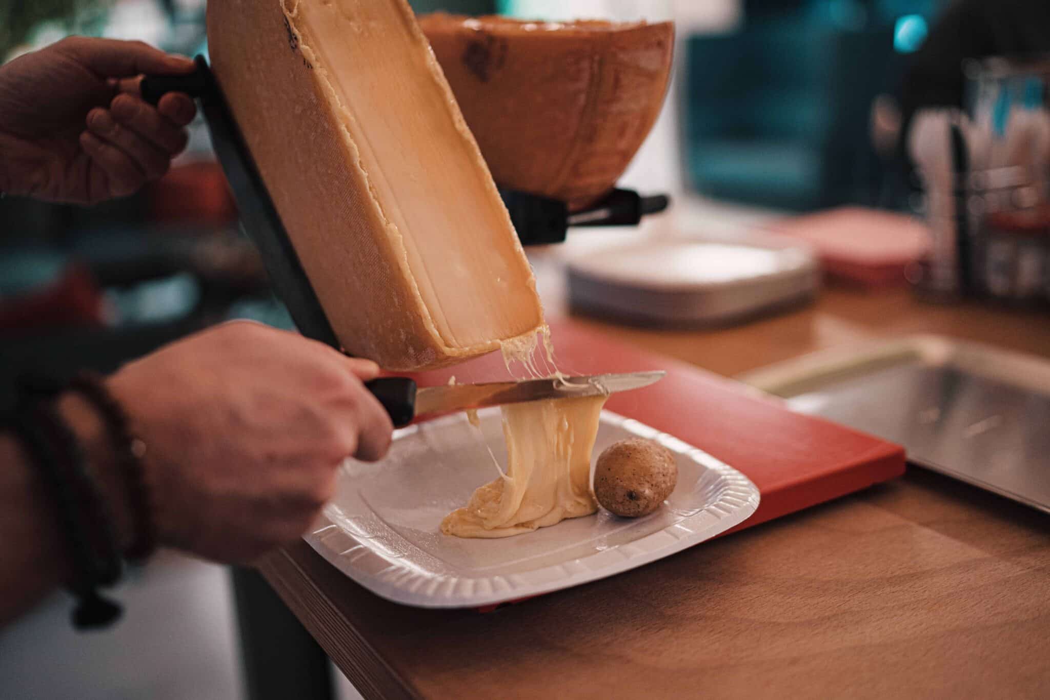 Les 10 commandements pour une soirée raclette parfaite entre potes