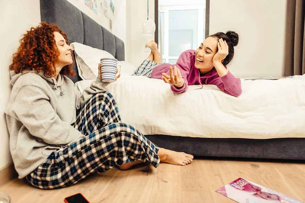 Comment sympathiser rapidement avec son nouveau cokoteur